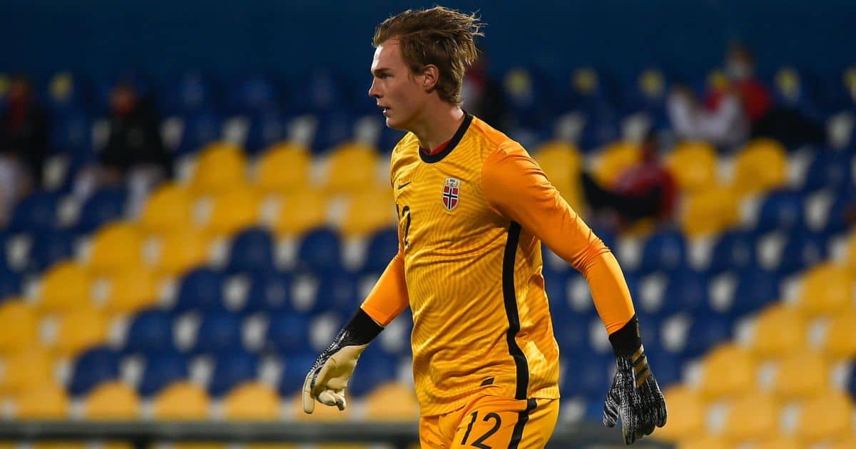 Leeds cleared to sign new keeper as manager welcomes transfer talks