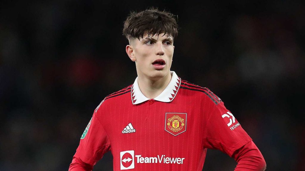 Man Utd take unprecedented step in Garnacho contract offer but ...