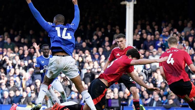 Man Utd news: Red Devils star made ‘a mess’ against Everton amid VAR ...