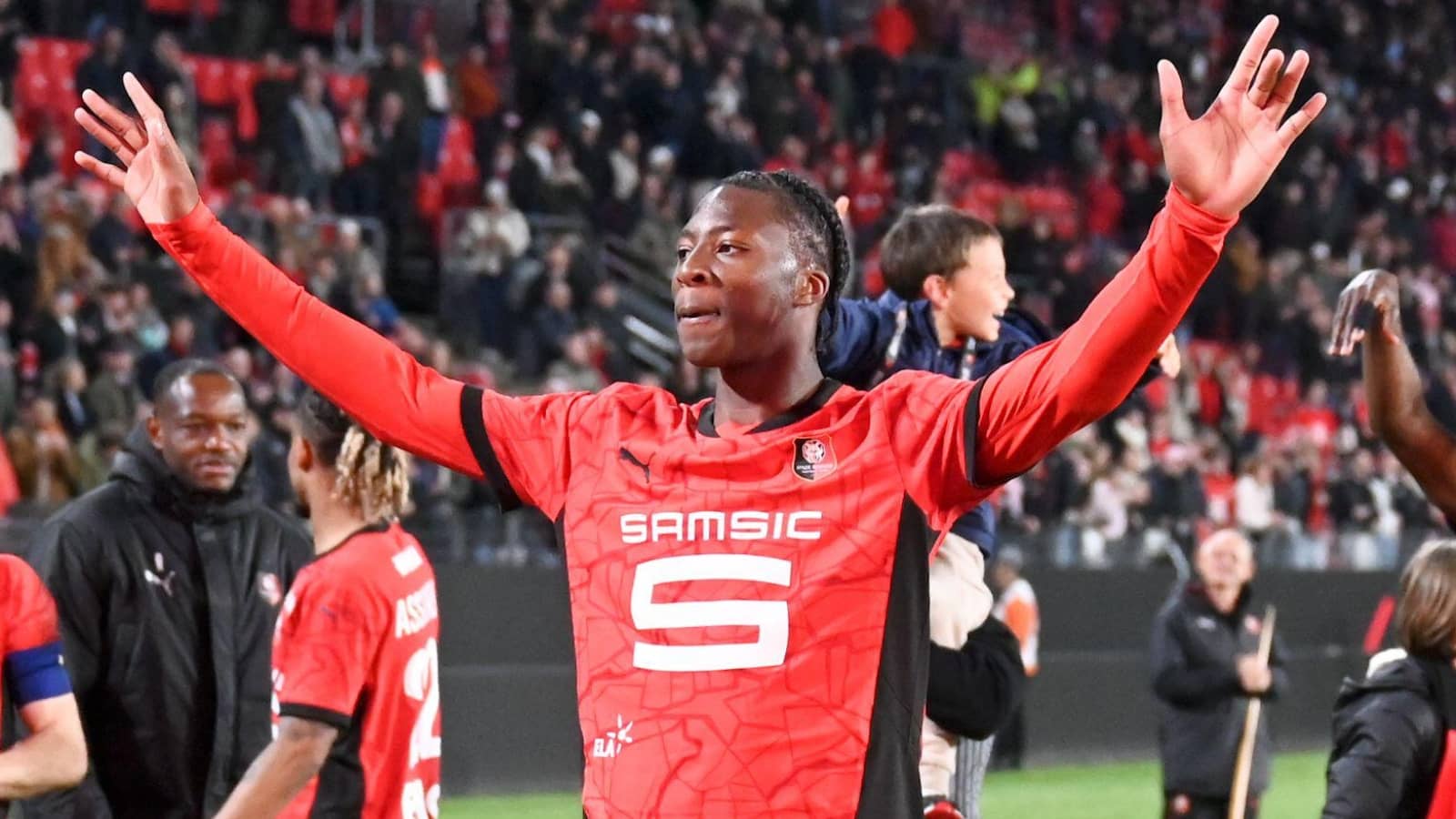 Man Utd: Triple signing advances as defender arrives at Carrington and ...